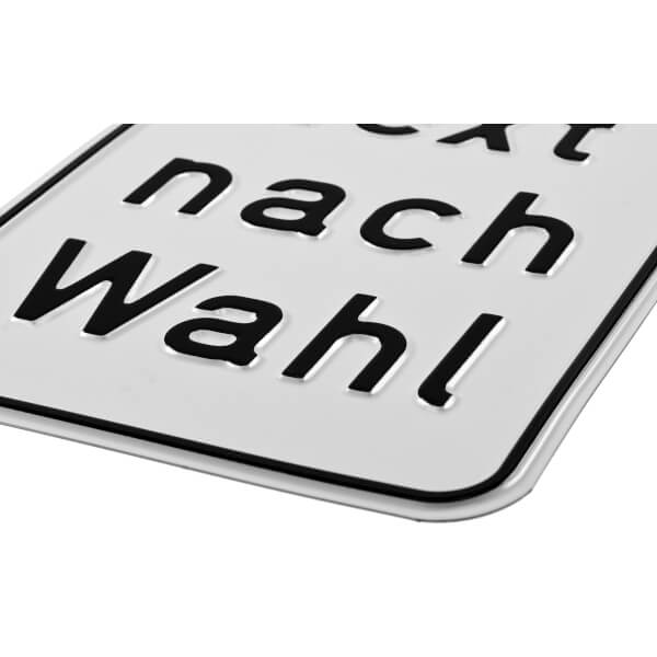 Individuell gefertigtes Aluminiumschild erhaben geprägt mit Text und ...